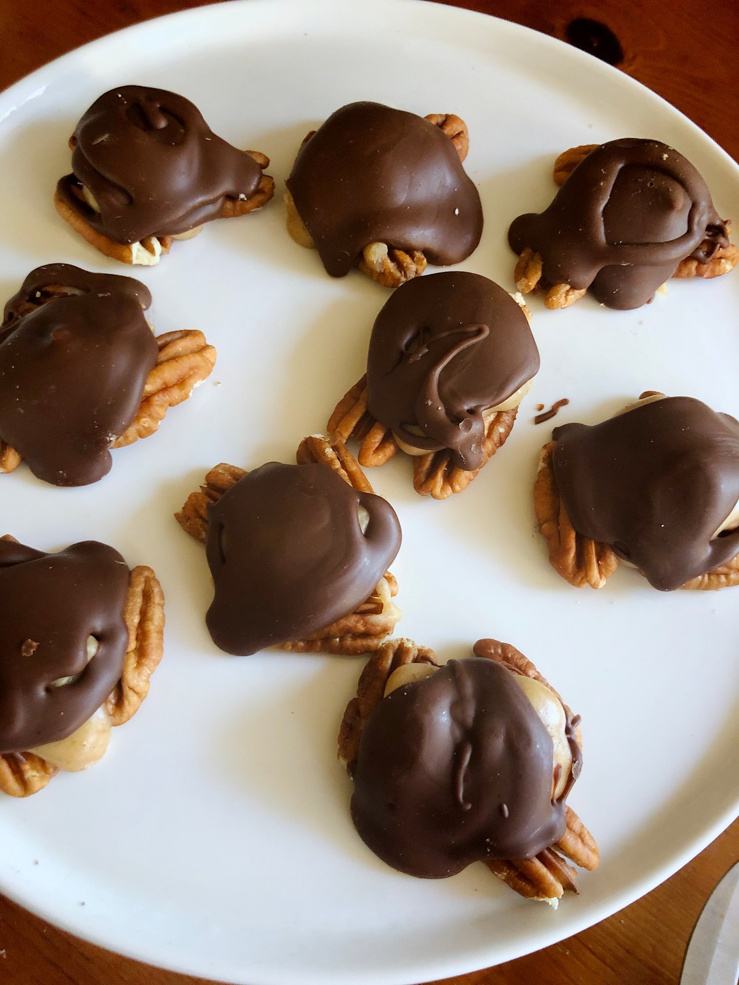 Low Carb Chocolate Caramel Turtles – Kind Keto Mama